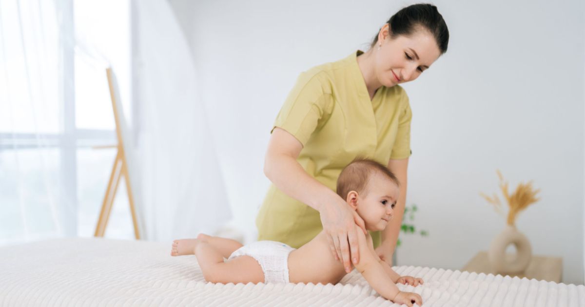 7 Cara Memijat Bayi Agar Tidak Rewel, Mudah Lho!